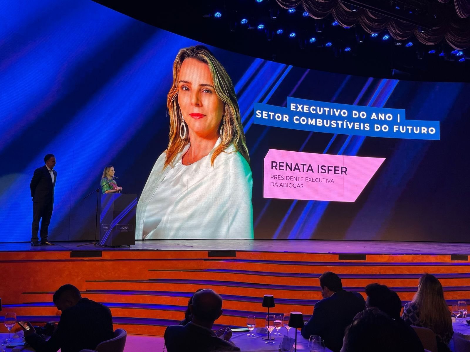 Renata Beckert Isfer é reconhecida como Executiva do Ano no setor de ...
